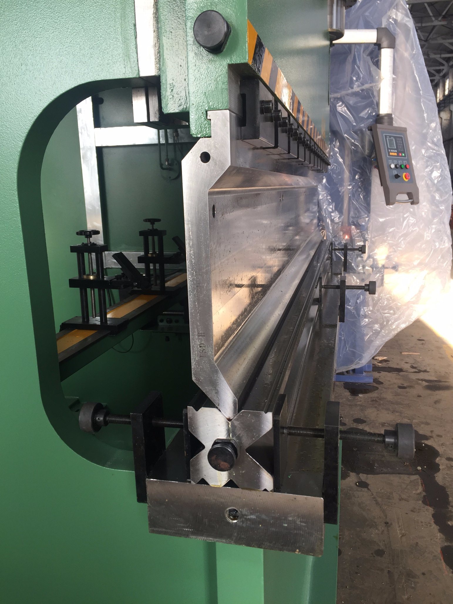 Torsion Bar Press Brake with 250t Capacity (WH67Y-250/2500) from China ...